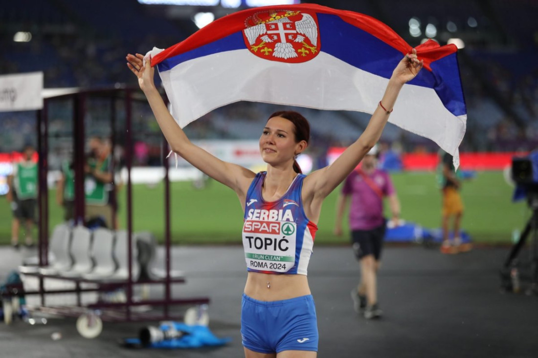 Suza suzu stiže! Angelina Topić uzela medalju i ogrnula zastavu, pa ...